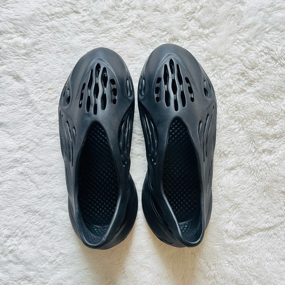 adidas | Shoes | Adidas Yeezy Quantum Onyx Form Runners Black Slipon ...
